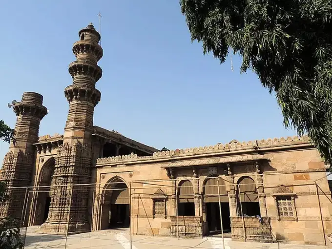 झूलते मीनार का इतिहास