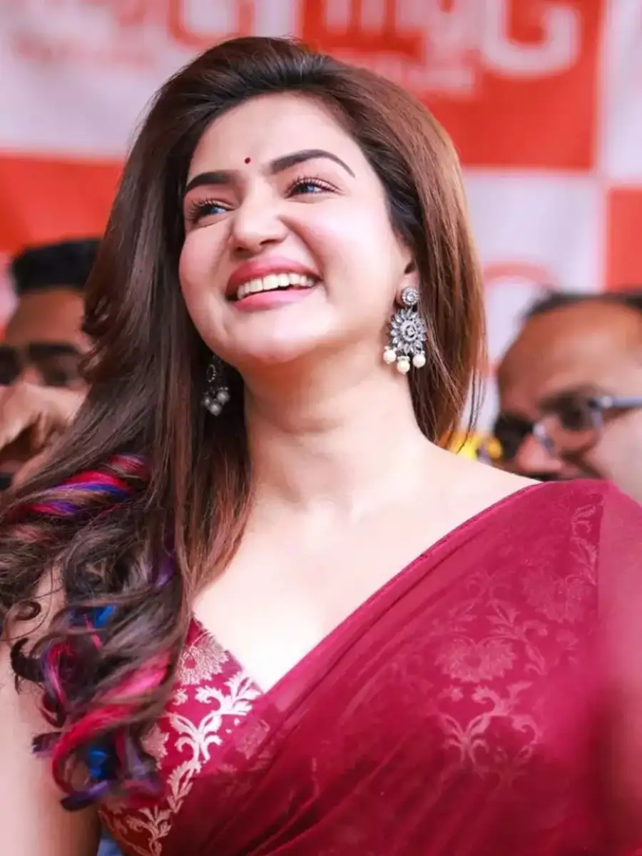 వామ్మో.. హనీ రోజ్‌ కోసం ఎగబడ్డారుగా..! | TeluguSamayam