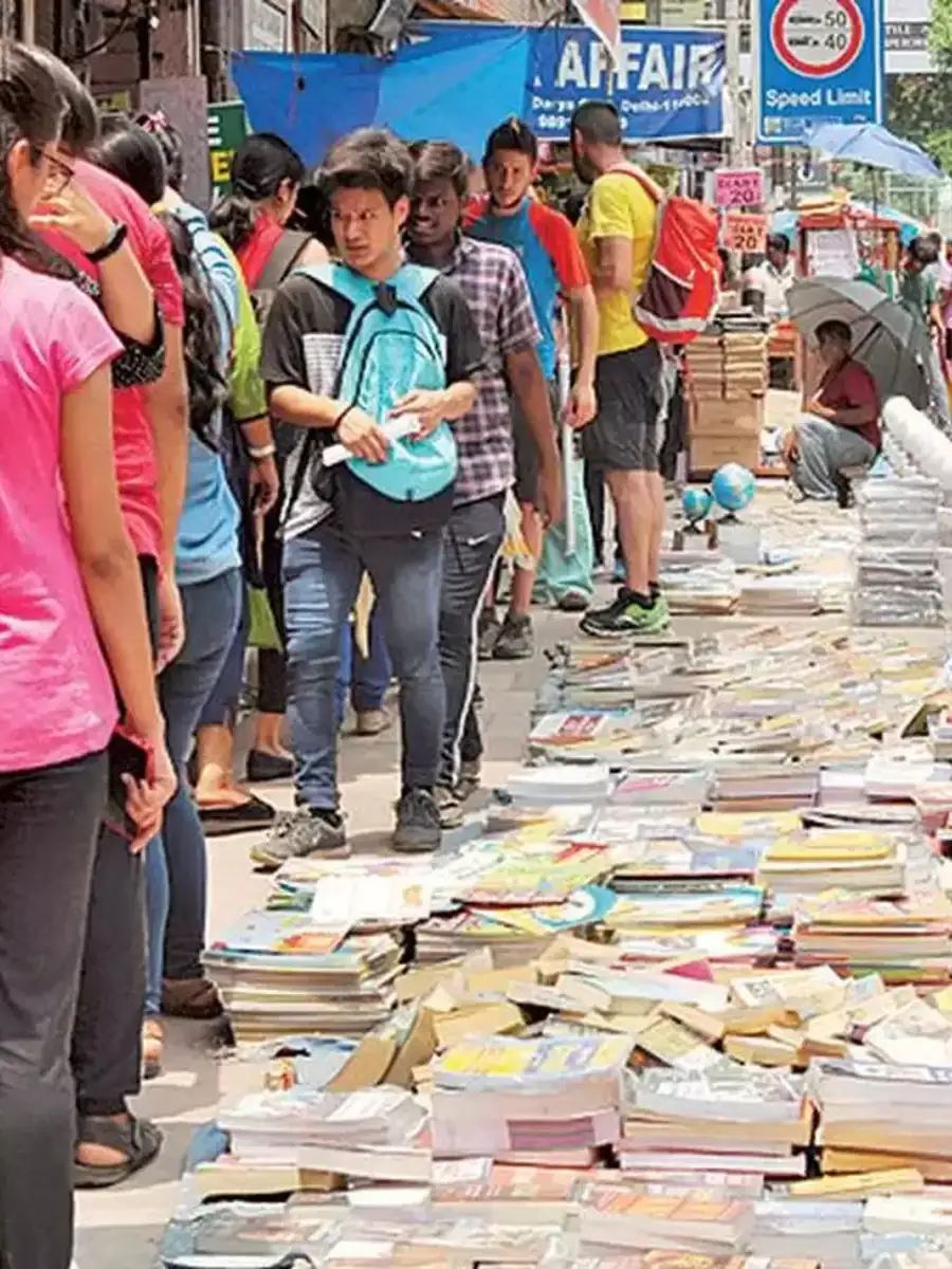 Book Market Nai Sarak in Daryaganj Delhi: दिल्ली की इस गली में कभी घुमा ...