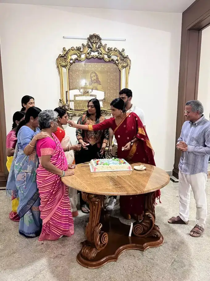 కుమారుడు, కుమార్తెతో కలిసి వైఎస్సాఆర్‌కు షర్మిల నివాళి