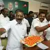 ஜெயிச்சுட்டோம்! ஜெயிச்சுட்டோம்! லட்டு கொடுக்கும் ஈபிஎஸ் – ஓபிஎஸ் ...