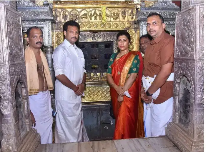 Anbil Magesh Poyyamozhi,ஆசிரமத்தில் ஆசி வாங்கும் அன்பில் மகேஸ்: ஏன் ...